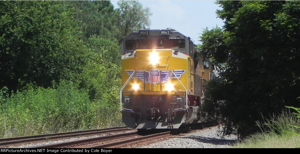 UP 8863 approaches on the RBBX Red Circus Train